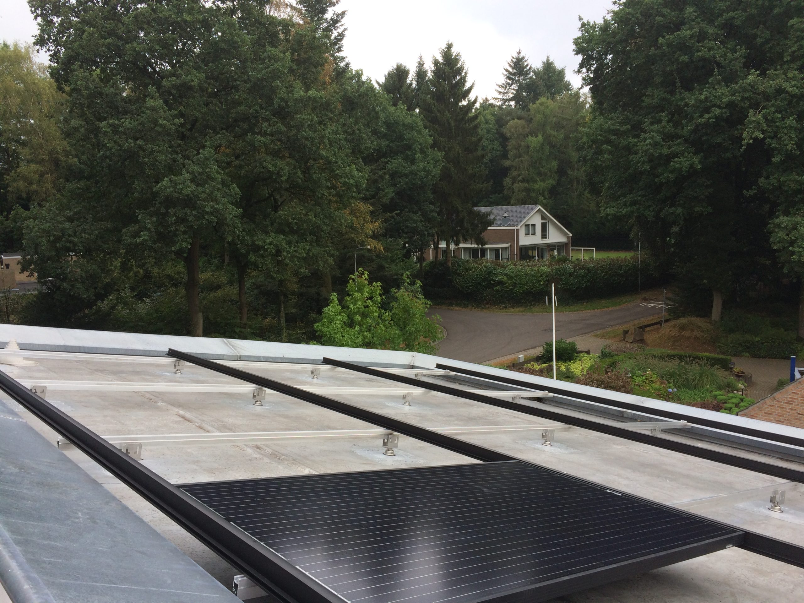 Zonnepanelen op pvc dakbedekking | Schuin dak | Dakankers | Jual Solar
