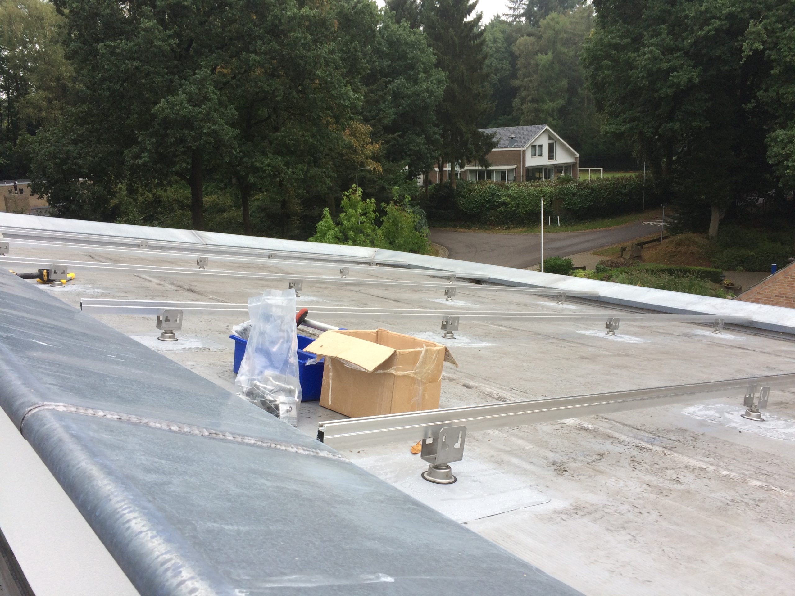 Zonnepanelen op pvc dakbedekking | Schuin dak | Dakankers | Jual Solar