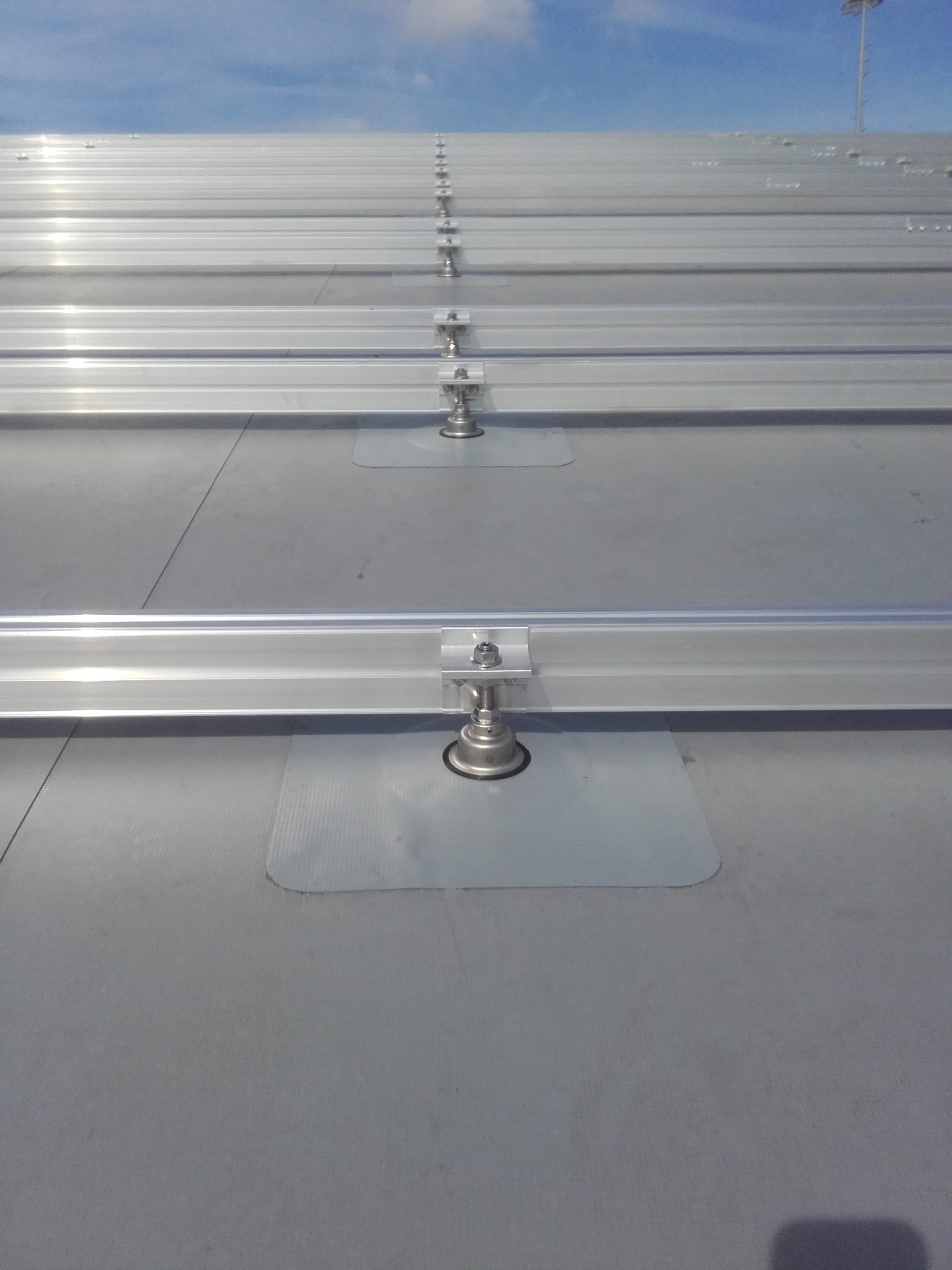 Zonnepanelen op schuin pvc dak | Dakankers | Project